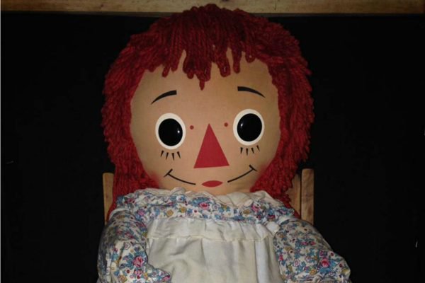 เปิดม่านเบื้องหลังสุดหลอน ตุ๊กตาผี Annabelle | อมรณา สารานุกรมแห่งความตาย